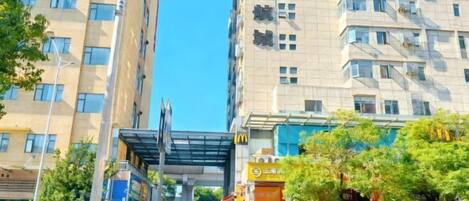 Um edifício com vários andares e design arquitetônico moderno, combinando espaços residenciais e comerciais.