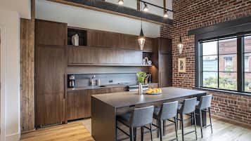 Apartamento superior | Cozinha privada | Geladeira grande, micro-ondas, fogão, cooktop