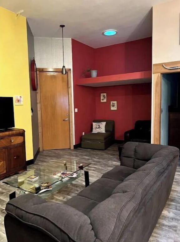 5th Ave Pond Side Retreat - Longmont, CO