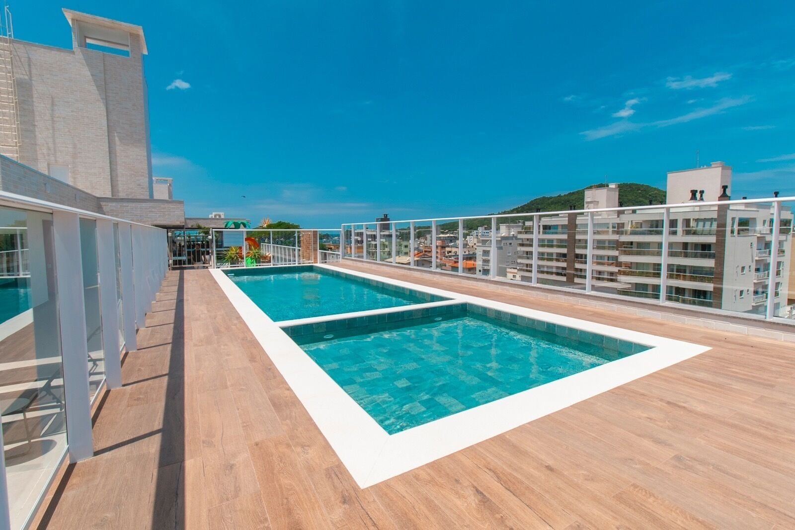 Piscina externa, funciona das 9h às 22h, guarda-sóis, espreguiçadeiras