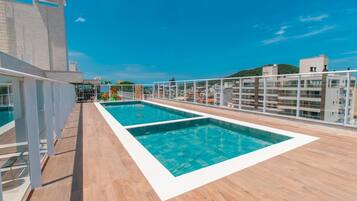 Piscina externa, funciona das 9h às 22h, guarda-sóis, espreguiçadeiras