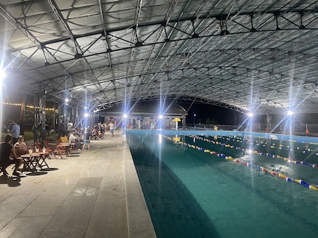 2 piscinas exteriores . Xuan Hai Complex