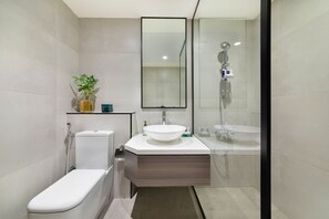 Apartamento, 2 quartos | Casa de banho | Um polibã, um chuveiro fixo, artigos de higiene pessoal grátis 