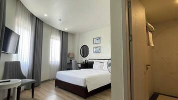 Quarto Duplo Standard | Minibar, secretária, secretária adequada para computadores portáteis