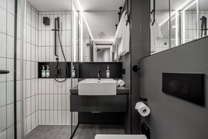 Estúdio Standard | Casa de banho | Artigos de higiene pessoal grátis, um secador de cabelo, chinelos 