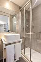 Quarto Duplo de Luxo | Casa de banho | Toalhas fornecidas 