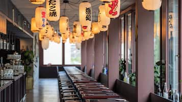Café da manhã, almoço e jantar; culinária japonesa