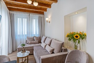 Suíte superior | Área de estar | TV de tela plana