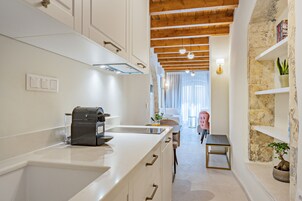 Quarto casal ou duplo básico | Cozinha privada | Frigobar, cooktop, cafeteira/chaleira, chaleira elétrica