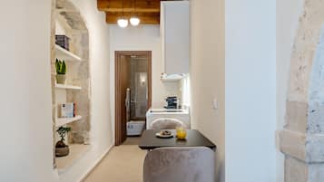 Quarto casal ou duplo básico | Cozinha privada | Frigobar, cooktop, cafeteira/chaleira, chaleira elétrica