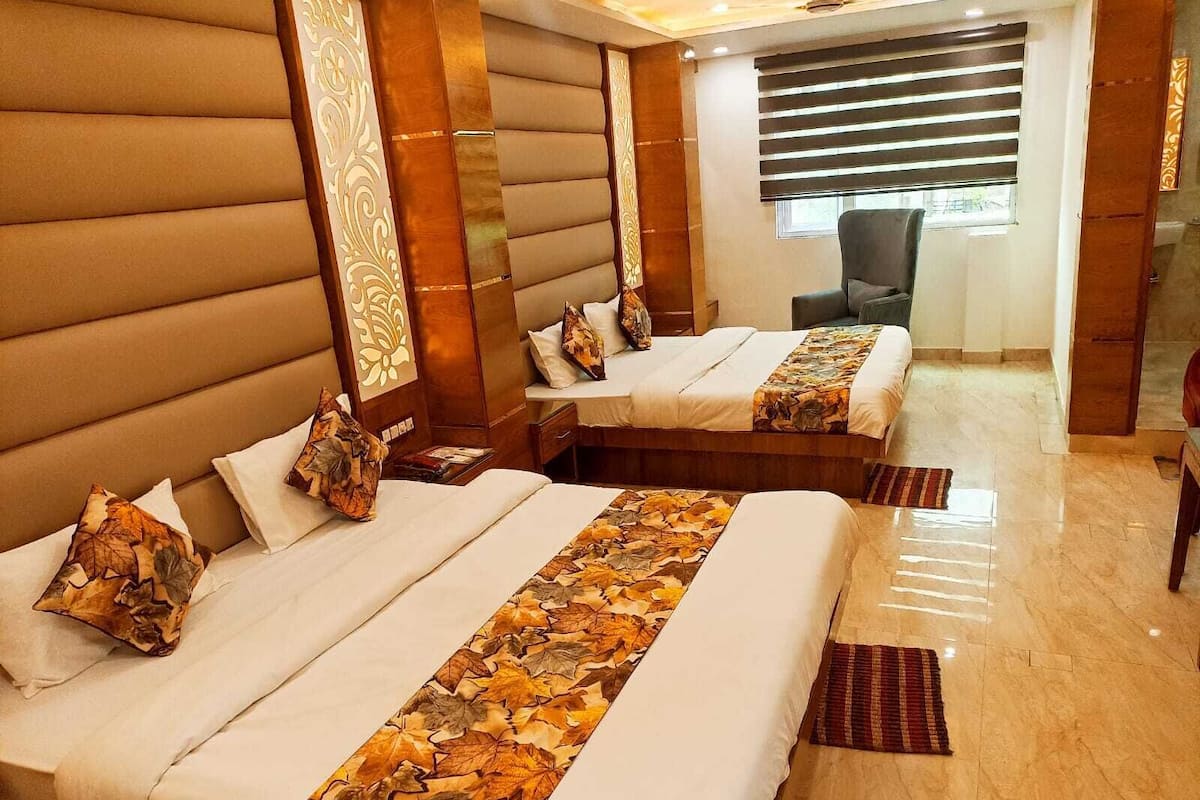 Quarto família | Roupas de cama premium, edredons de pluma, escrivaninha