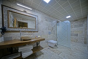 Quarto Triplo Comfort | Casa de banho | Artigos de higiene pessoal grátis, um secador de cabelo, chinelos