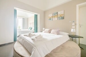 Quarto Quádruplo de Luxo | Minibar, secretária, secretária adequada para computadores portáteis 