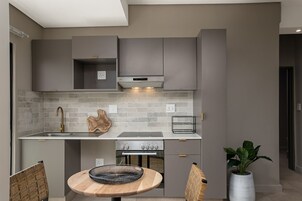 Um frigorífico, um micro-ondas, uma placa de cozinha 