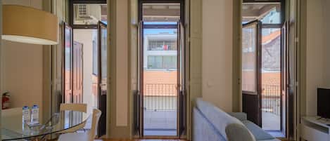 Apartamento Comfort | Sala de estar | Televisor LCD de 43 polegadas com canais por cabo, televisor