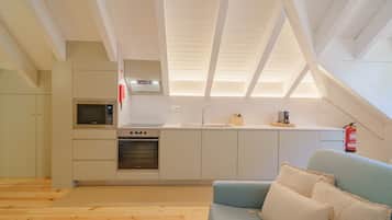 Apartamento Familiar | Cozinha privada | Um frigorífico, um forno, uma placa de cozinha