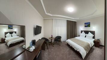 Quarto casal standard | Roupas de cama premium, edredons de pluma, camas Select Comfort