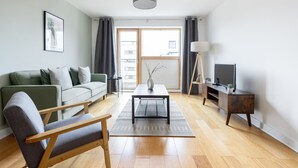 Apartamento | Área de estar | TV de tela plana 34 polegadas com canais a cabo, TV