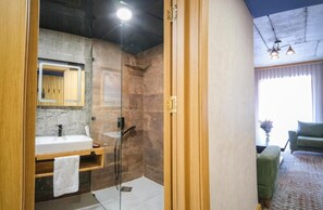 Quarto Familiar | Casa de banho | Um secador de cabelo, roupões, chinelos, um bidé 