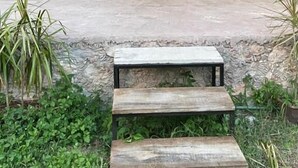 Uma porta de madeira com painéis de vidro, em frente a uma parede amarela.