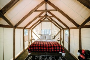 Tenda | Roupa de alta qualidade, com mobília individualizada