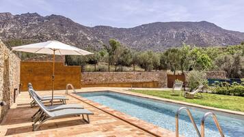 Piscina exterior sazonal, guarda-sóis, espreguiçadeiras