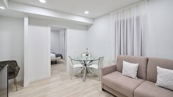 Suíte luxo, 1 cama Queen e sofá-cama, para não fumantes | Área de estar | TV 32 polegadas com canais a cabo