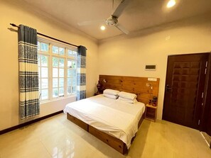 Quarto Duplo Deluxe | Cofre no quarto, cortinas/cortinados opacos, ferro/tábua de engomar 