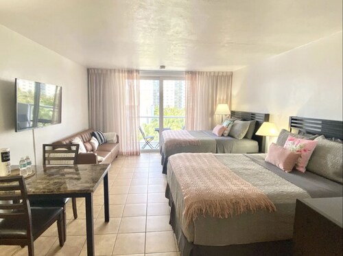 Pet Friendly Studio In Oceanfront Building With Free Beach And Pool Access - Aventura, FL