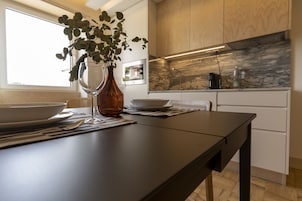 Apartamento Cidade | Sala de estar | Televisor de ecrã plano de 43 polegadas com canais por cabo, televisor