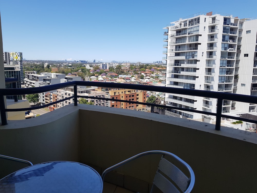 Parramatta Hotel In Mantra Building - Sydney