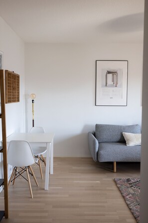 Apartamento Cidade | Sala de estar | Televisor de 35 polegadas com canais por cabo