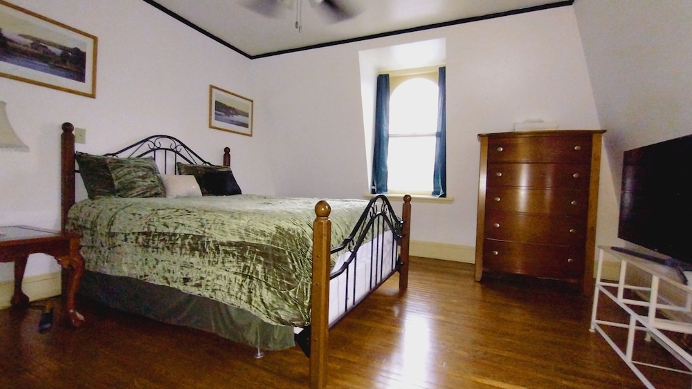 Mini Mansion Rental Suite, Close To Public Transportation, Train / Buses - Edison, NJ