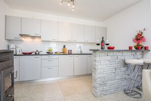 Economy Apartment A2 | Área de estar | TV de tela plana 100 cm com canais via satélite, TV