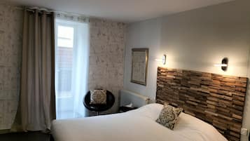 Quarto casal conforto | Roupas de cama premium, cofres nos quartos, Wi-Fi de cortesia