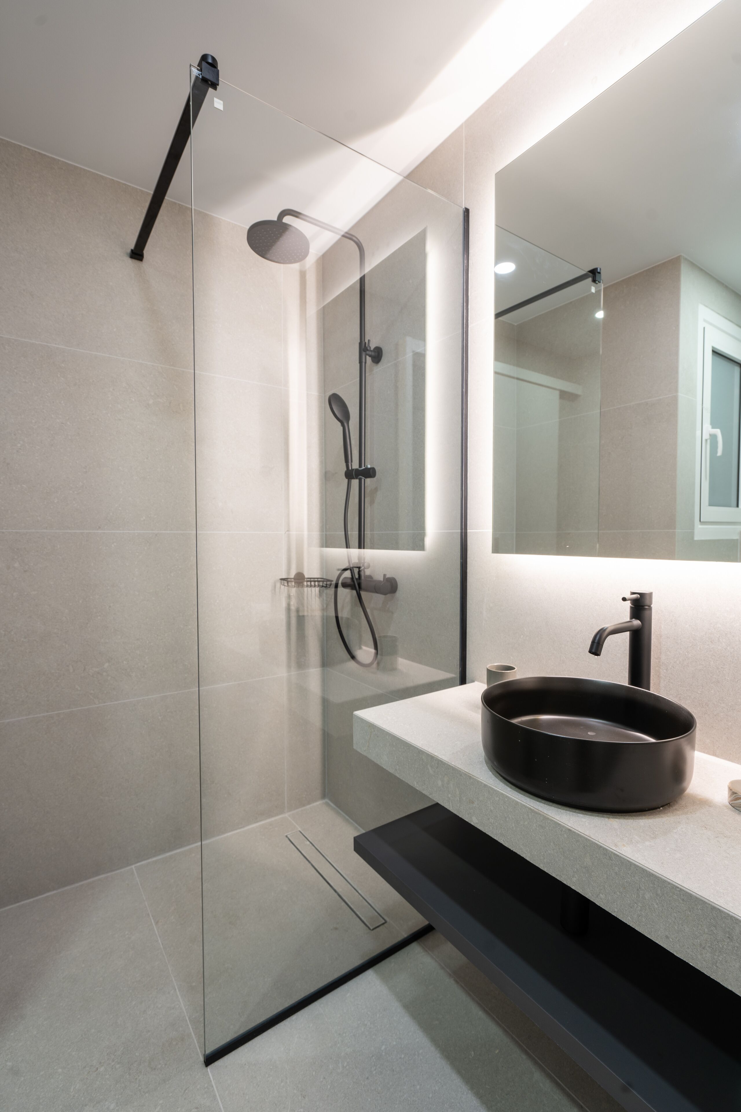 Apartamento de Luxo, 4 quartos, varanda | Casa de banho | Um polibã, um chuveiro fixo, um secador de cabelo, toalhas fornecidas 