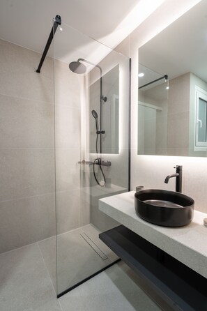 Apartamento de Luxo, 4 quartos, varanda | Casa de banho | Um polibã, um chuveiro fixo, um secador de cabelo, toalhas fornecidas 