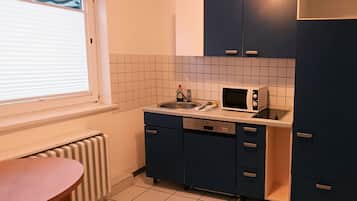 Estúdio | Cozinha privada | Um frigorífico, uma placa de cozinha, utensílios de cozinha