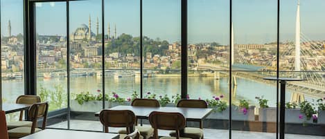 Serviço de almoço, local e internacional, restaurante ao ar livre