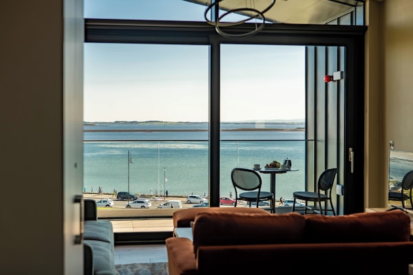 Apartamento superluxo, 3 quartos, vista para o mar | Área de estar | Smart TV 52 polegadas com canais via satélite, TV