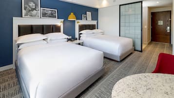 Quarto standard, 2 camas de casal, para não fumantes | Cofres nos quartos, escrivaninha, espaço de trabalho para notebook