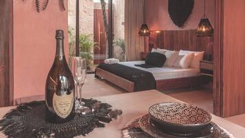 Villa Deluxe | Cofre no quarto, com decoração personalizada