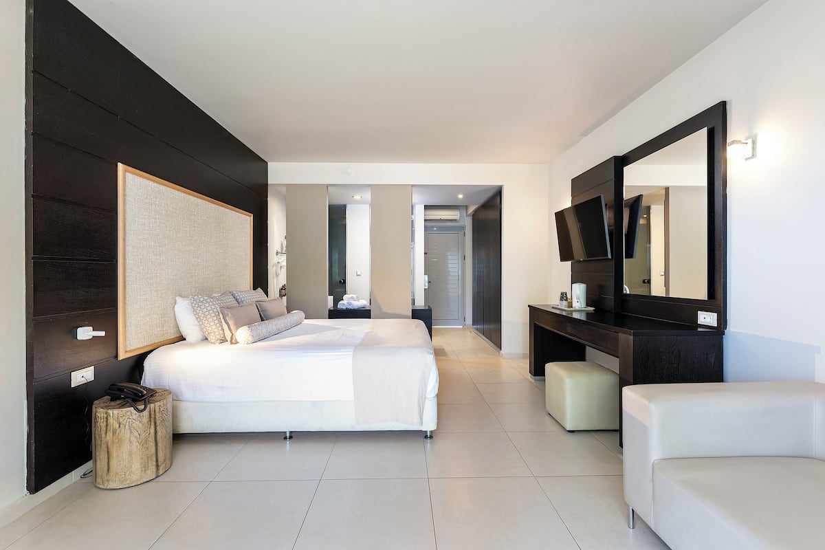Superior Triple with Inland View | 1 quarto, roupa hipoalergénica, cofre no quarto