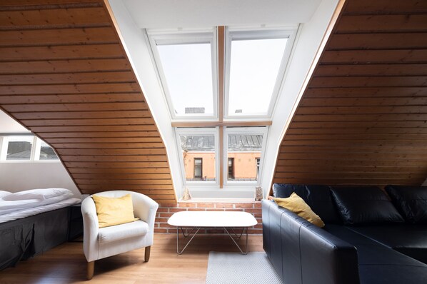 Apartamento Clássico | Sala de estar | Televisor de 36 polegadas com canais por cabo 