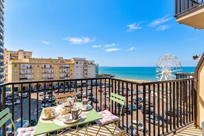 Apartamento família, vários quartos (Bedo House Beach Front) | Opções para refeição ao ar livre