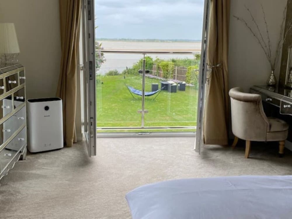 Beachside House With Uninterrupted Sea Views - 