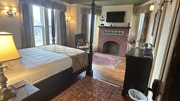 Com decoração personalizada, secretária, cortinas/cortinados opacos