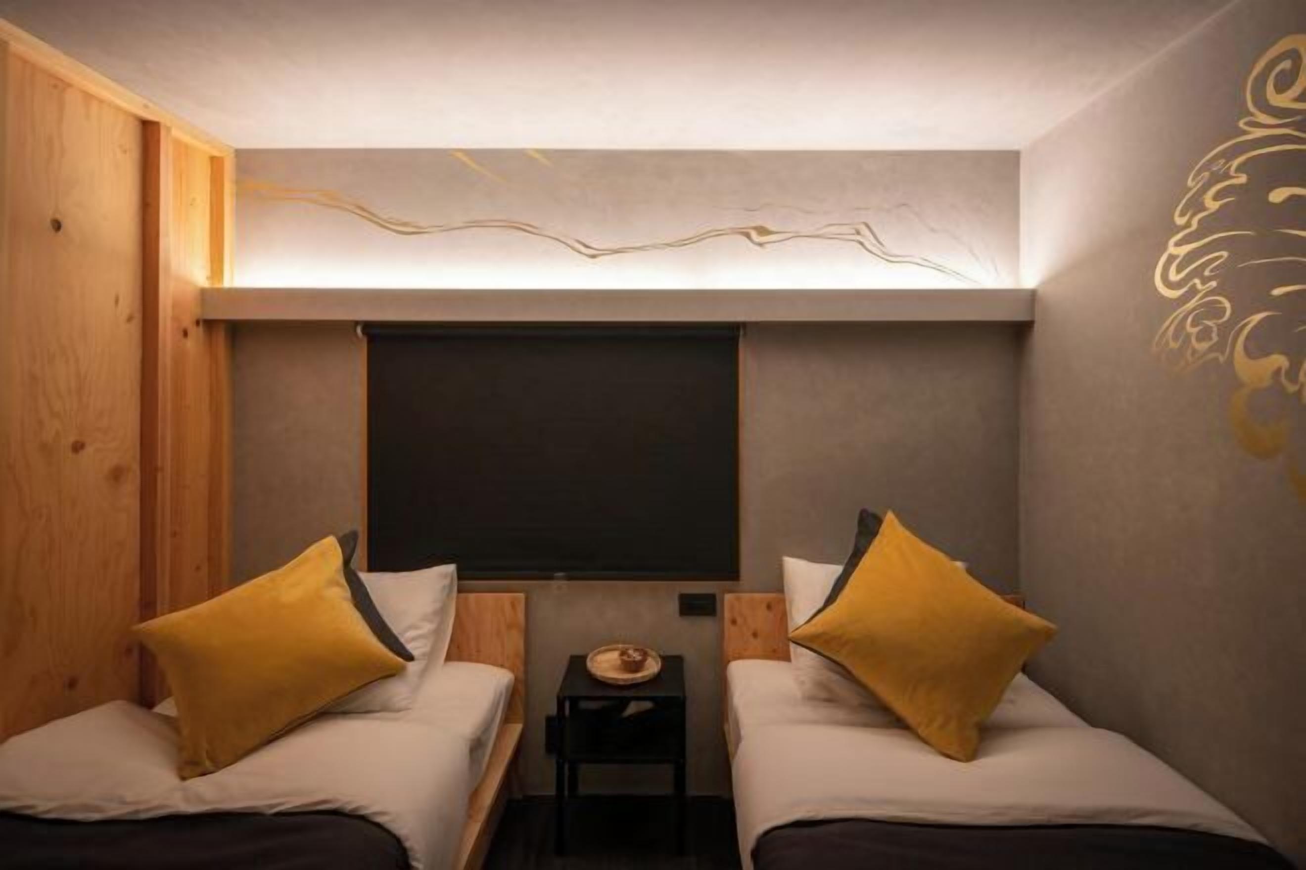 Com decoração personalizada, com mobília individualizada 