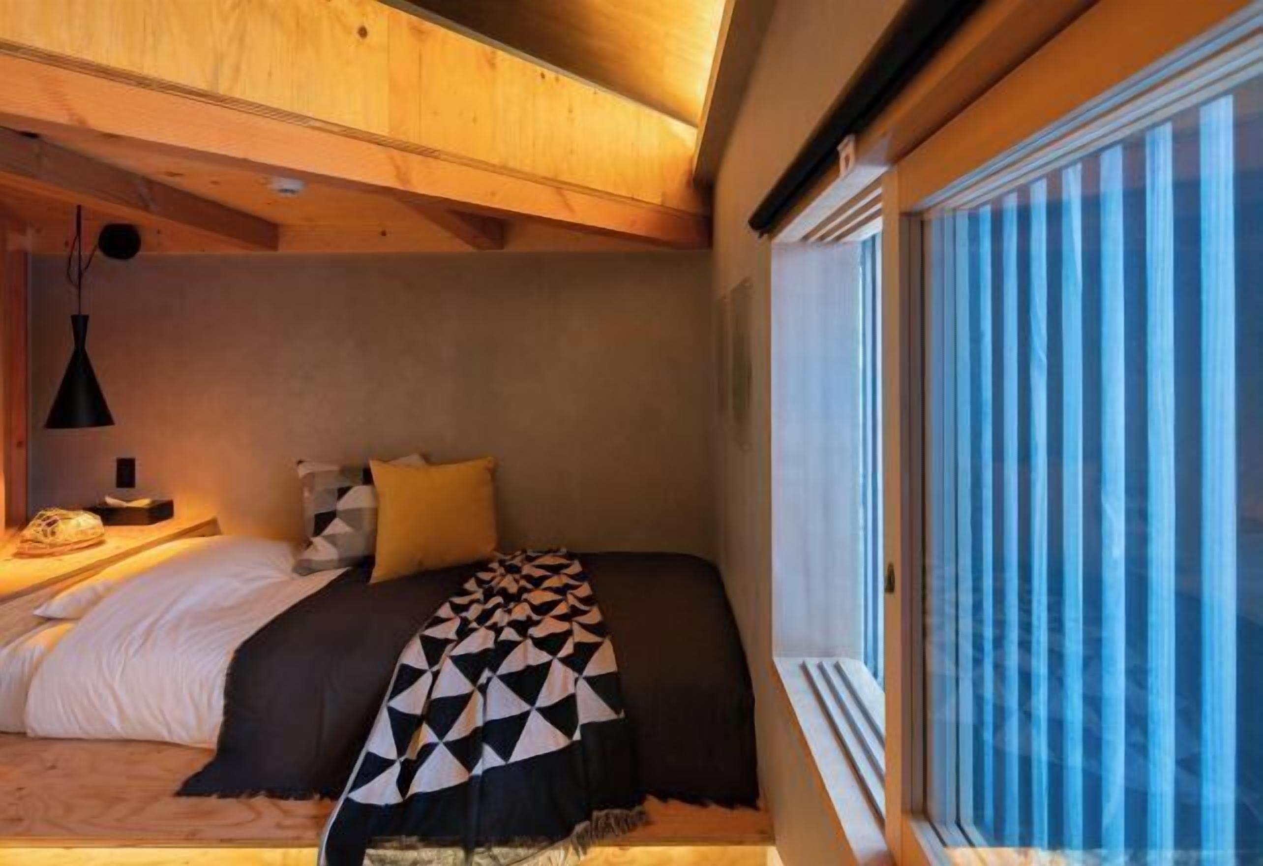 Com decoração personalizada, com mobília individualizada 