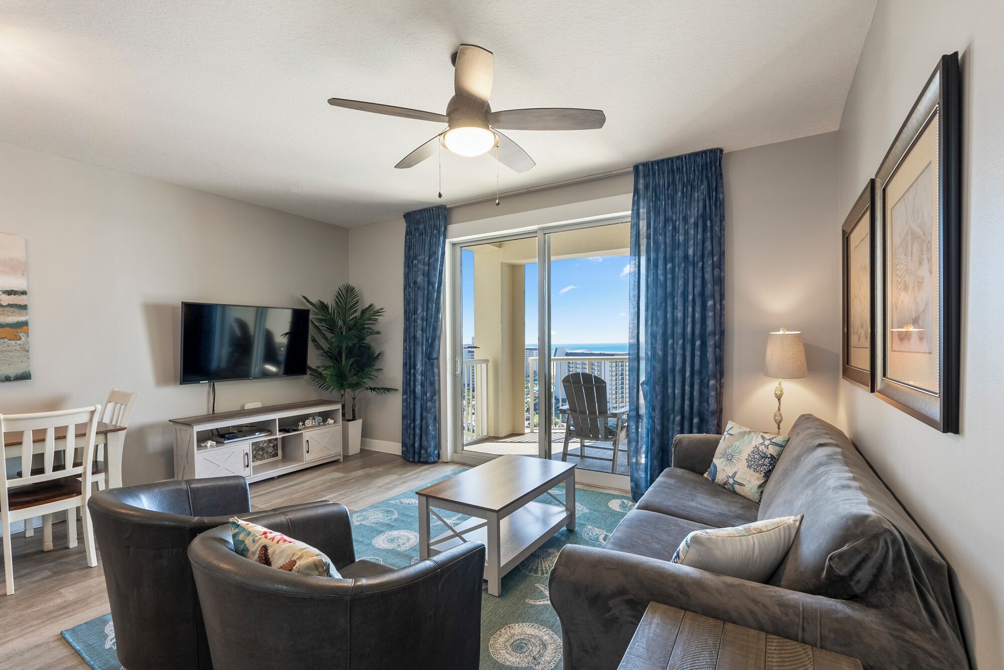 Ocean Breeze Condo: Pool, Hot Tub, Gym, Free Lounge Chairs, Bbq & Self Check-in - Panama City Beach, FL